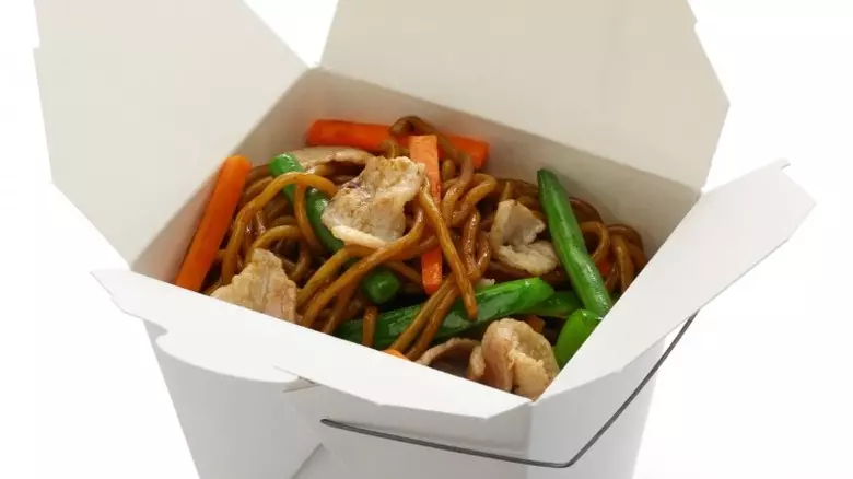 Xitoyliklar chow mein qutisini olib ketishadi