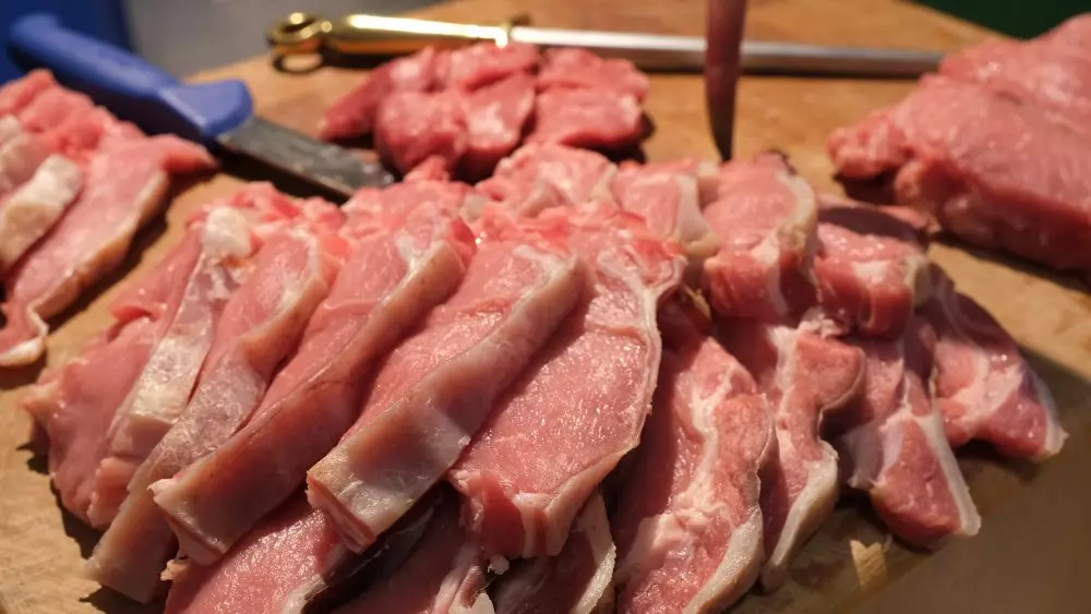rauw varkensvlees op snijplank