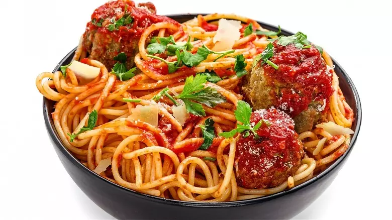 Schüssel Spaghetti und Fleischbällchen