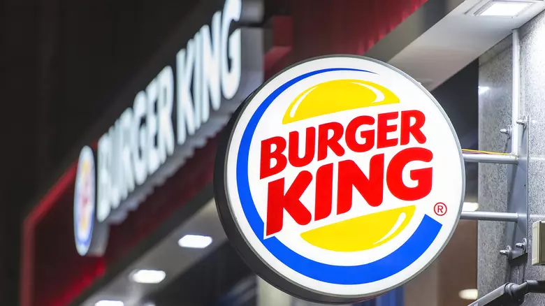 Burger King izkārtne ēkas ārpusē