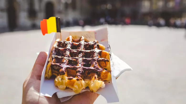 Belgian waffle ndi madzi a chokoleti