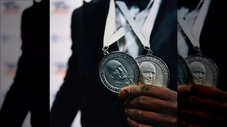 Boyun ətrafında iki James Beard medalı