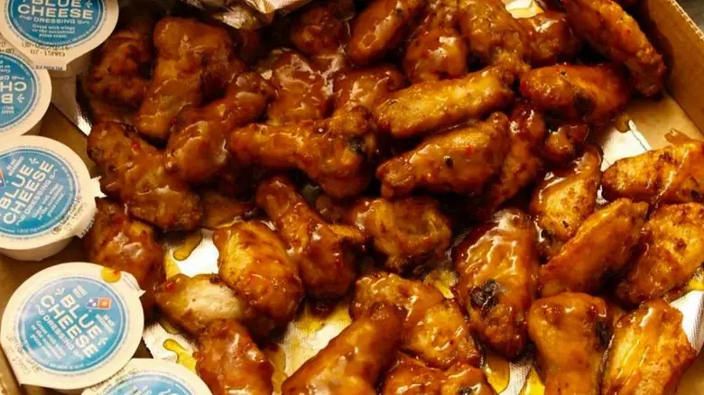 Domino's wings med ädelostdressing