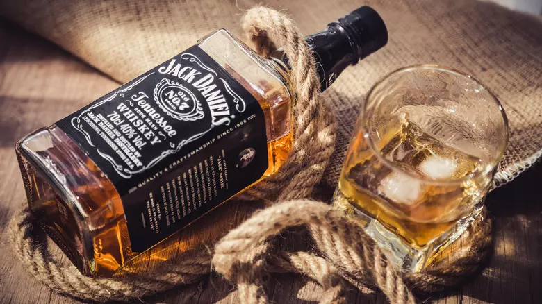 Jack Daniels en een glas