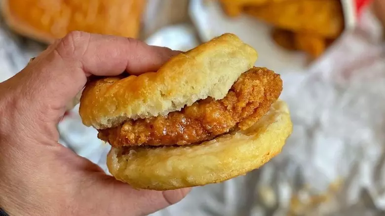 Sanduíche de biscoito de frango com manteiga de mel Wendy's
