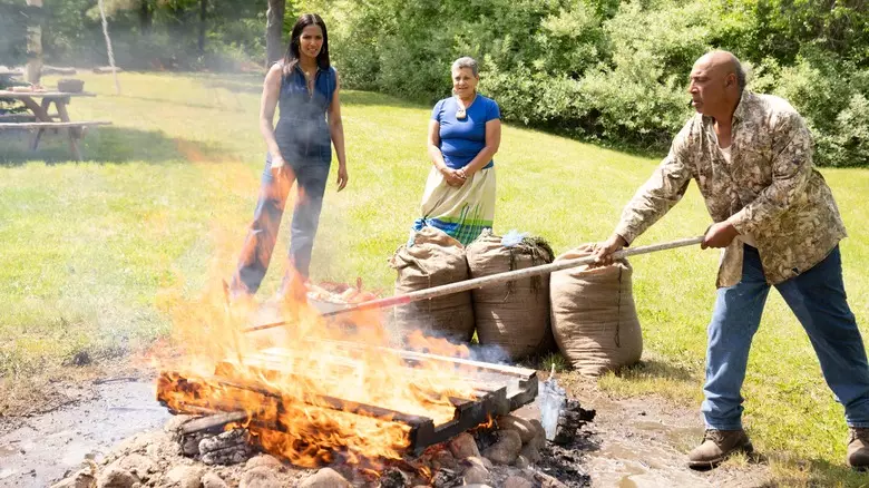 Shimisha Igihugu cyakira Padma Lakshmi abateka hamwe nabanyamerika kavukire