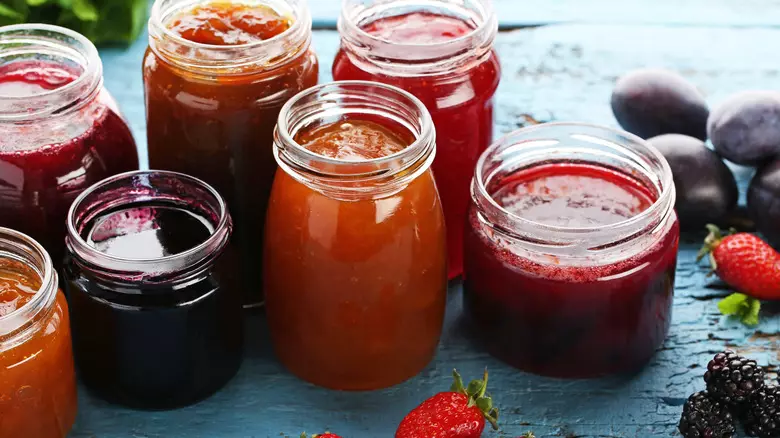 Ferskillende soarten jam yn potten