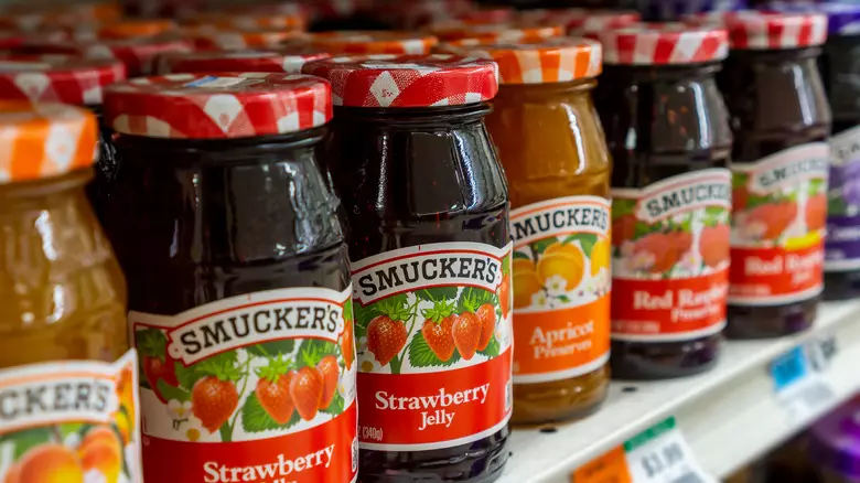 Jars of Smuckers μαρμελάδες και ζελέ