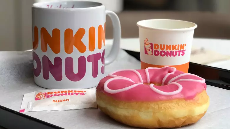 Dunkin' Donuts koffiemok en roze donut