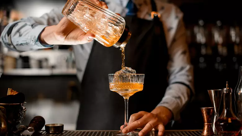 Bartender asuka ibinyobwa