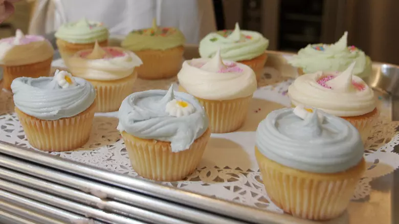 Kekên vanilla yên Magnolia Bakery li ser tepsiyek