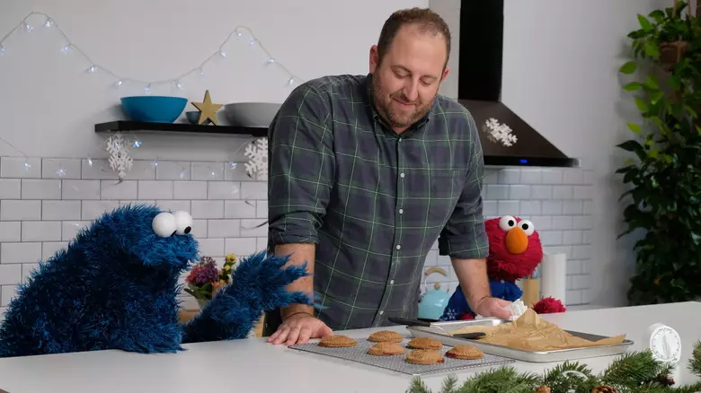 Joel Gamoran con Cookie Monster ed Elmo