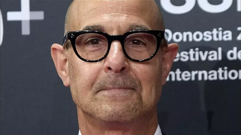 Stanley Tucci betaurrekoak jantzita