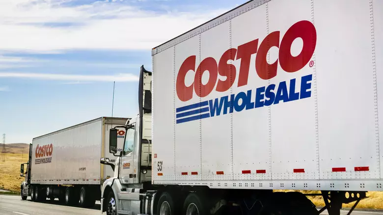 Costco वितरण ट्रक रस्त्यावर