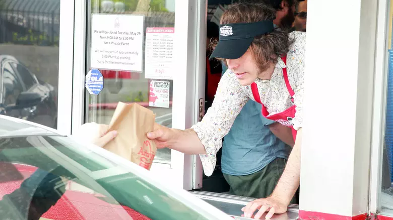 Arby's drive-thru ma'aikacin taga