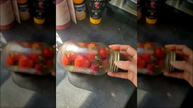 Steemetzer Jar mat Erdbeeren gefëllt