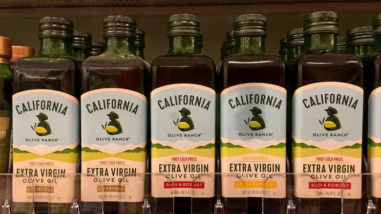 Ringieli ta 'California Olive Oil fuq ixkaffa ta' ħanut tal-merċa