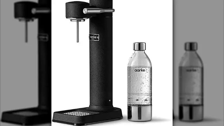 aarke seltzer maker con botella de agua.