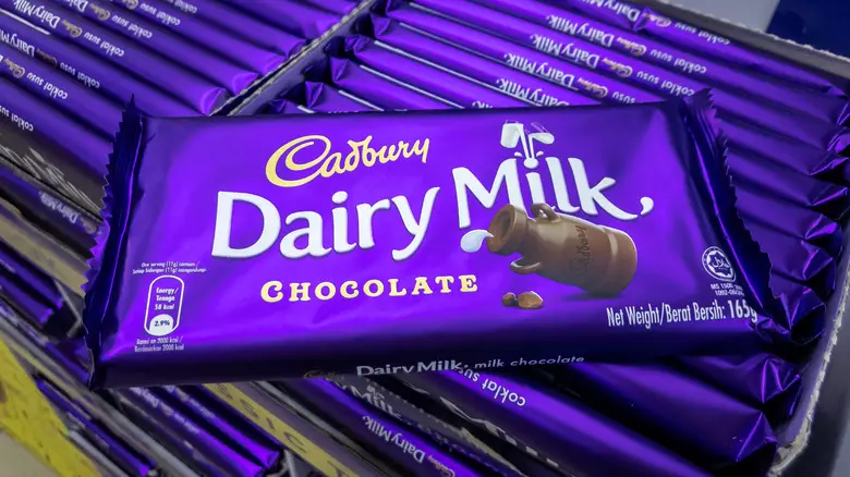 sebatang coklat Cadbury