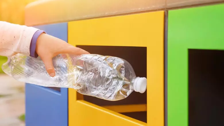 Reciclaje de botellas de plástico vacías a mano