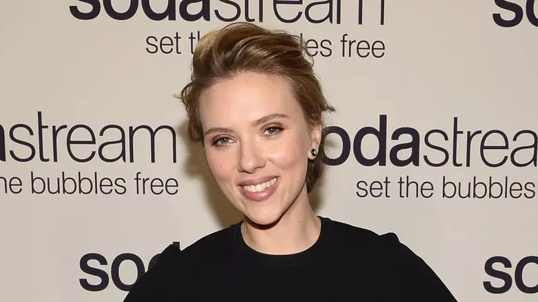 Η Scarlett Johansson χαμογελά στην εκδήλωση SodaStream