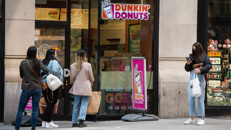 Dunkin Donuts с табличкой