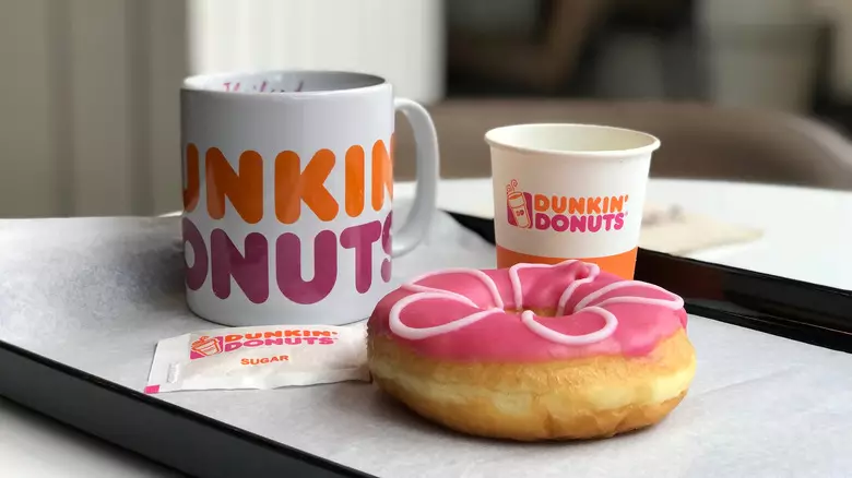 Ciambelle Dunkin tazza di caffè e ciambella rosa