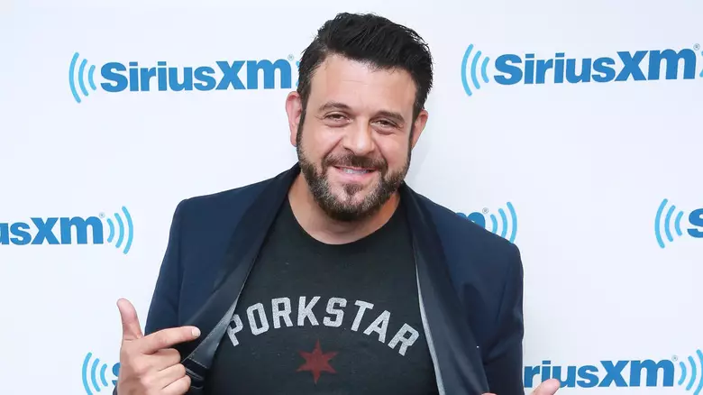 Adam Richman de negro