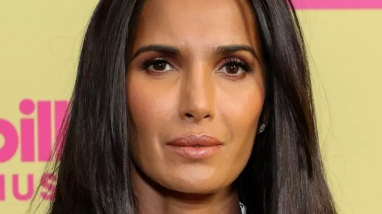 Padma Lakshmi bergambar untuk foto