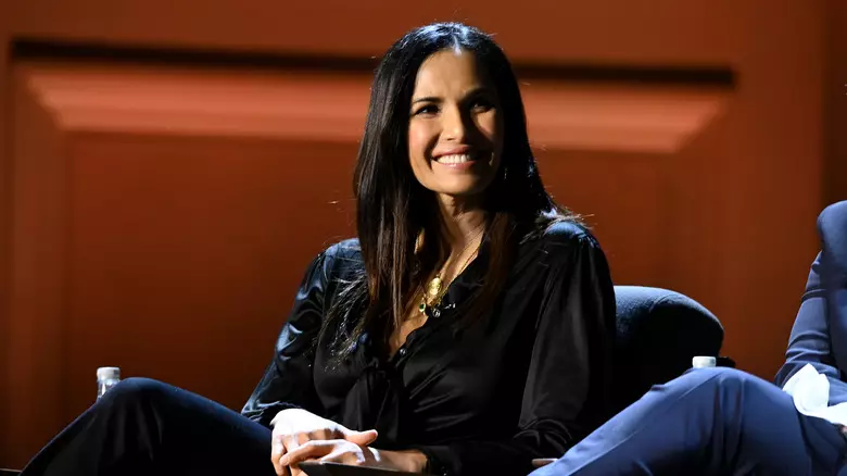 Padma Lakshmi tersenyum pada panel