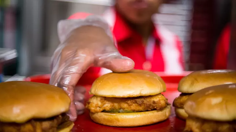 Pekerja Chick-fil-Seorang membuat sandwic