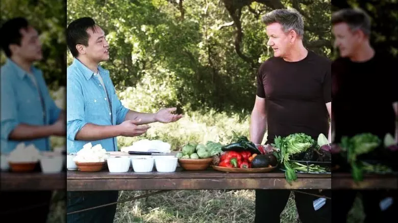 Justin Yu ja Gordon Ramsay piknikulaua lähedal