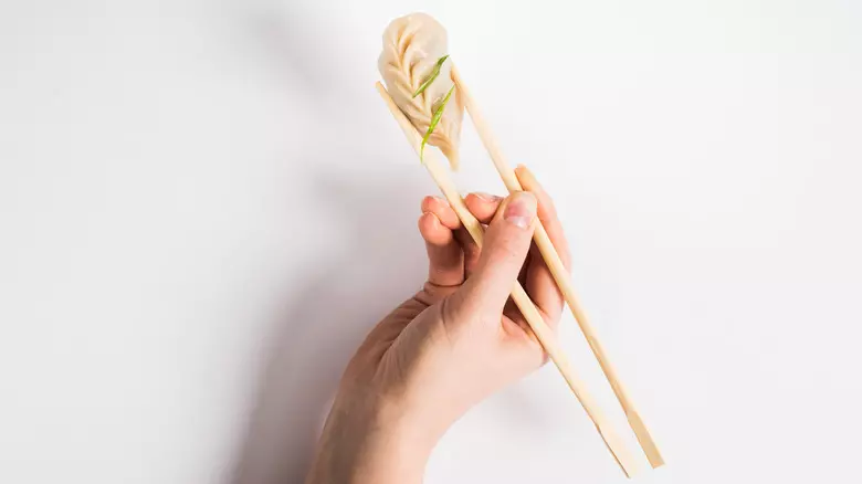 Chopsticks déi Knëppel halen