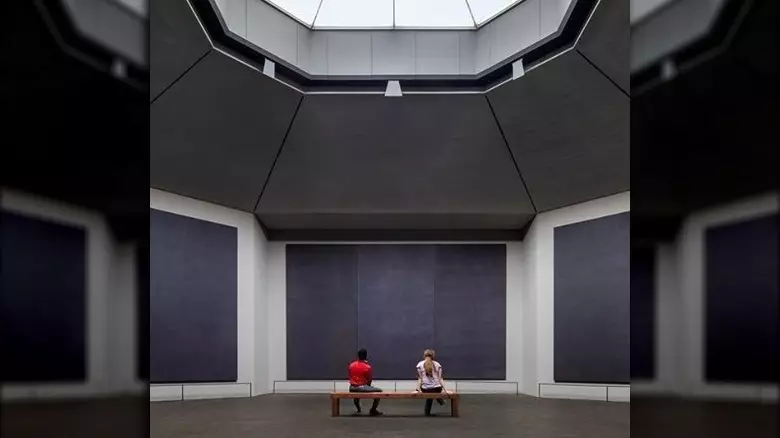 Persone sedute all'interno della Cappella Rothko a Houston