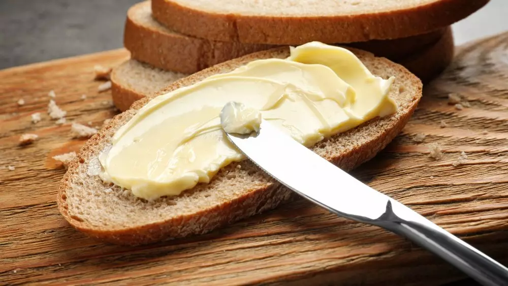 פרוסת לחם מרוח סמיך בחמאה