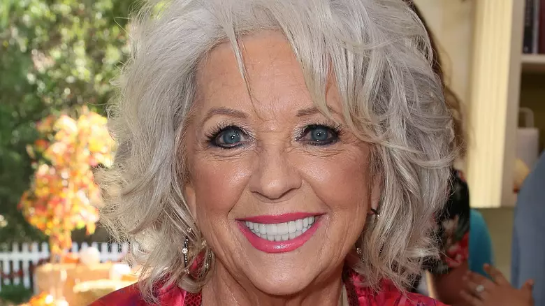 Paula Deen cun chaleco rosa sorrindo