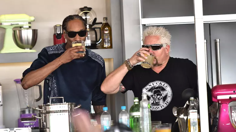 Guy Fieri i Snoop Dogg piju tokom kuharske emisije