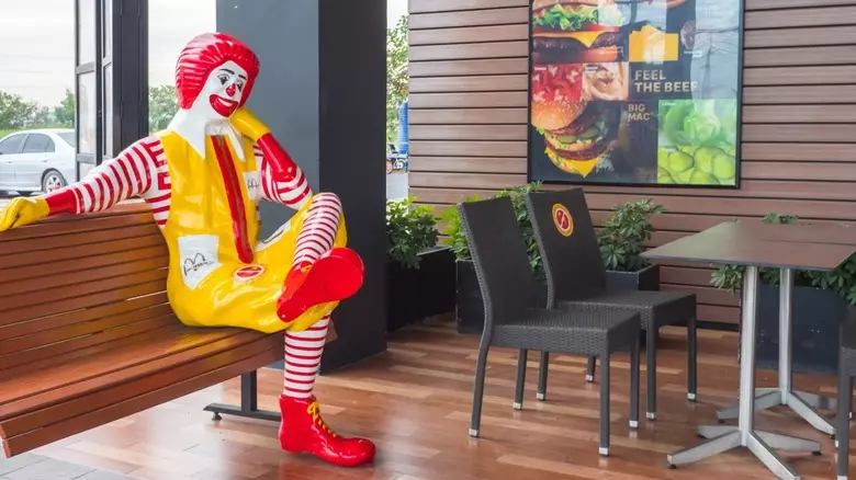 Nieożywiony Ronald McDonald w zamyśleniu siedzi