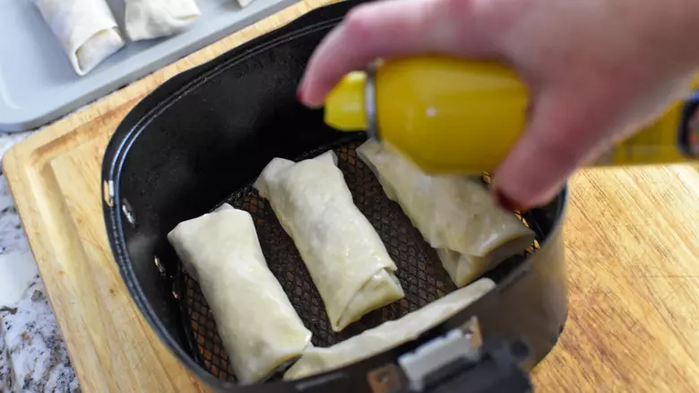 airfrying cheeseburger loempia's