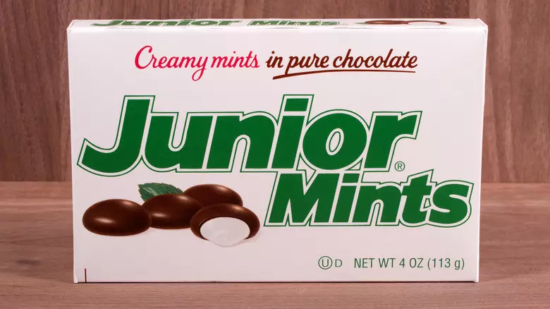 Kahon sa Junior Mints batok sa kahoy nga background