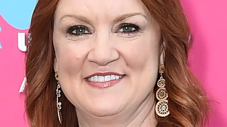 Ree Drummond ag miongháire ar an gcairpéad dearg