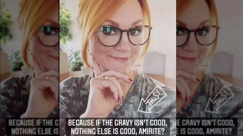 Ree Drummond le spéaclaí agus smirk