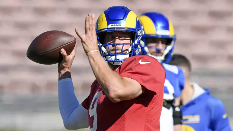 Matthew Stafford yn taflu pêl-droed