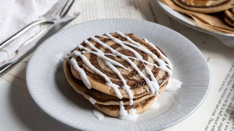 cinnamon mpịakọta pancake na efere