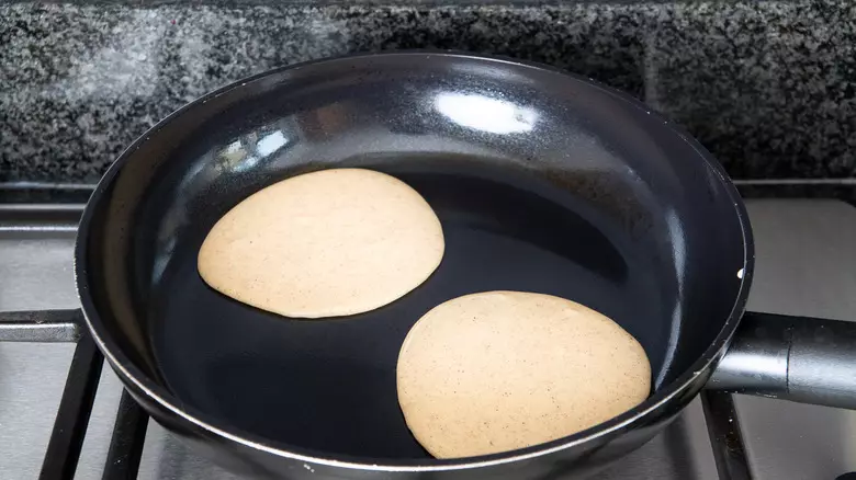 pancakes na pan na stovu