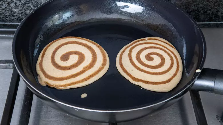 pancakes na pan na stovu