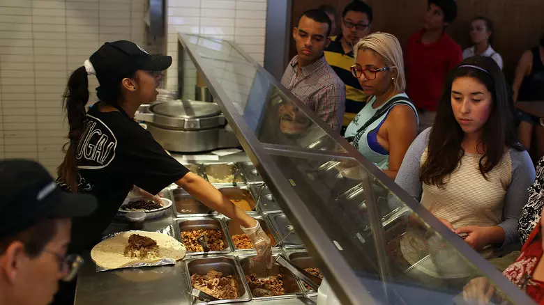 ügyfelek és alkalmazottak a Chipotle összeszerelő soron