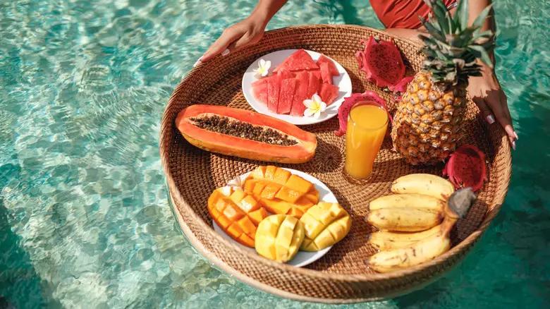 Obst auf Tablett im Pool