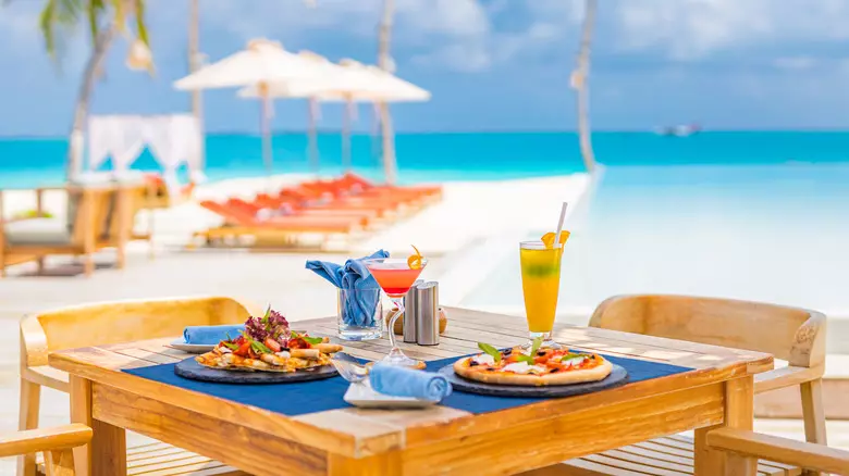 Mahlzeit am Strand serviert