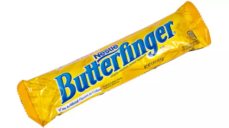 Butterfinger tyčinka na bielom pozadí